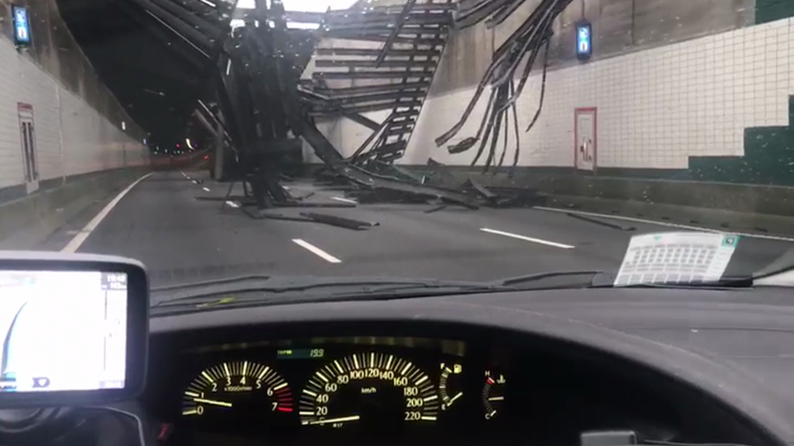 Zeeburgertunnel blijft tot zeker morgenochtend gesloten door schade na ongeluk - AT5