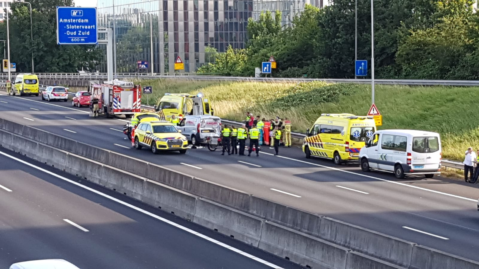 Motorrijder overleden na ernstig ongeluk op A10 West - AT5