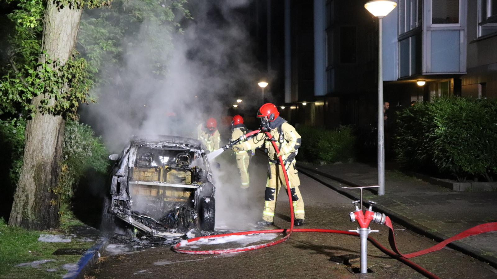 Twee auto's uitgebrand in Slotermeer - AT5