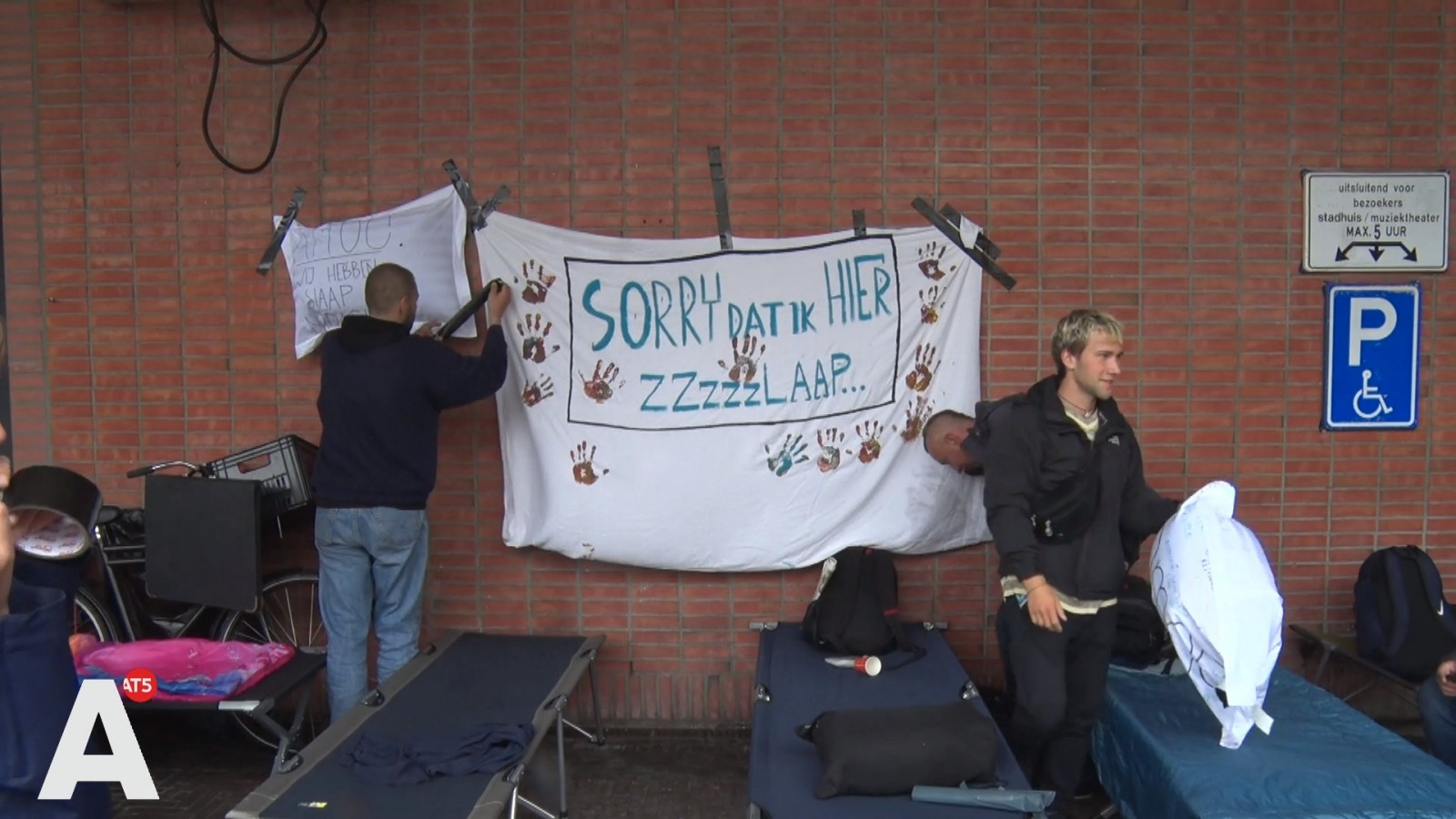 Daklozen slapen uit protest op de stoep voor de Stopera: 'We willen ...