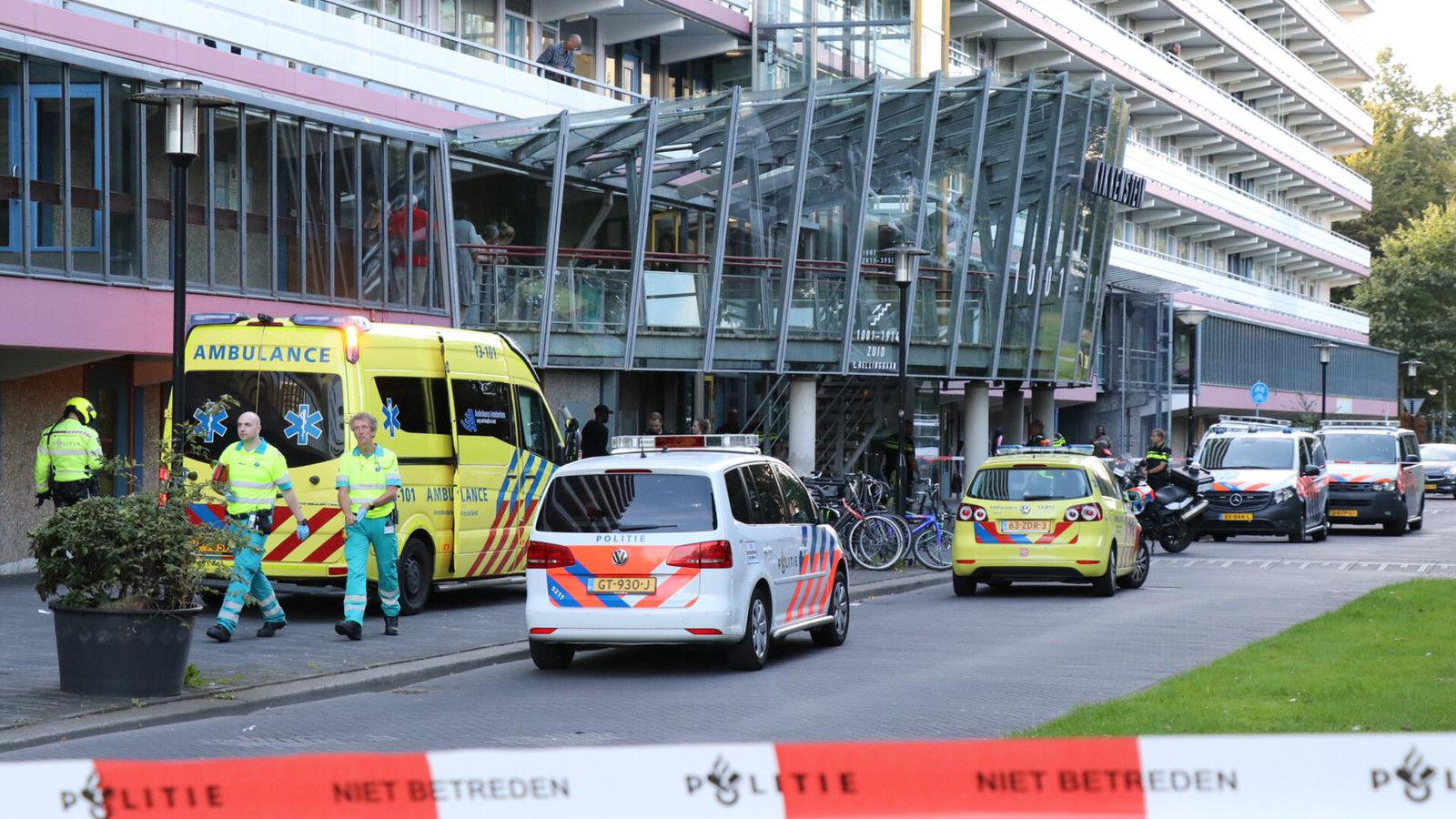 Weer geweld in Zuidoost: gewonde bij steekpartij flat Kikkenstein - AT5