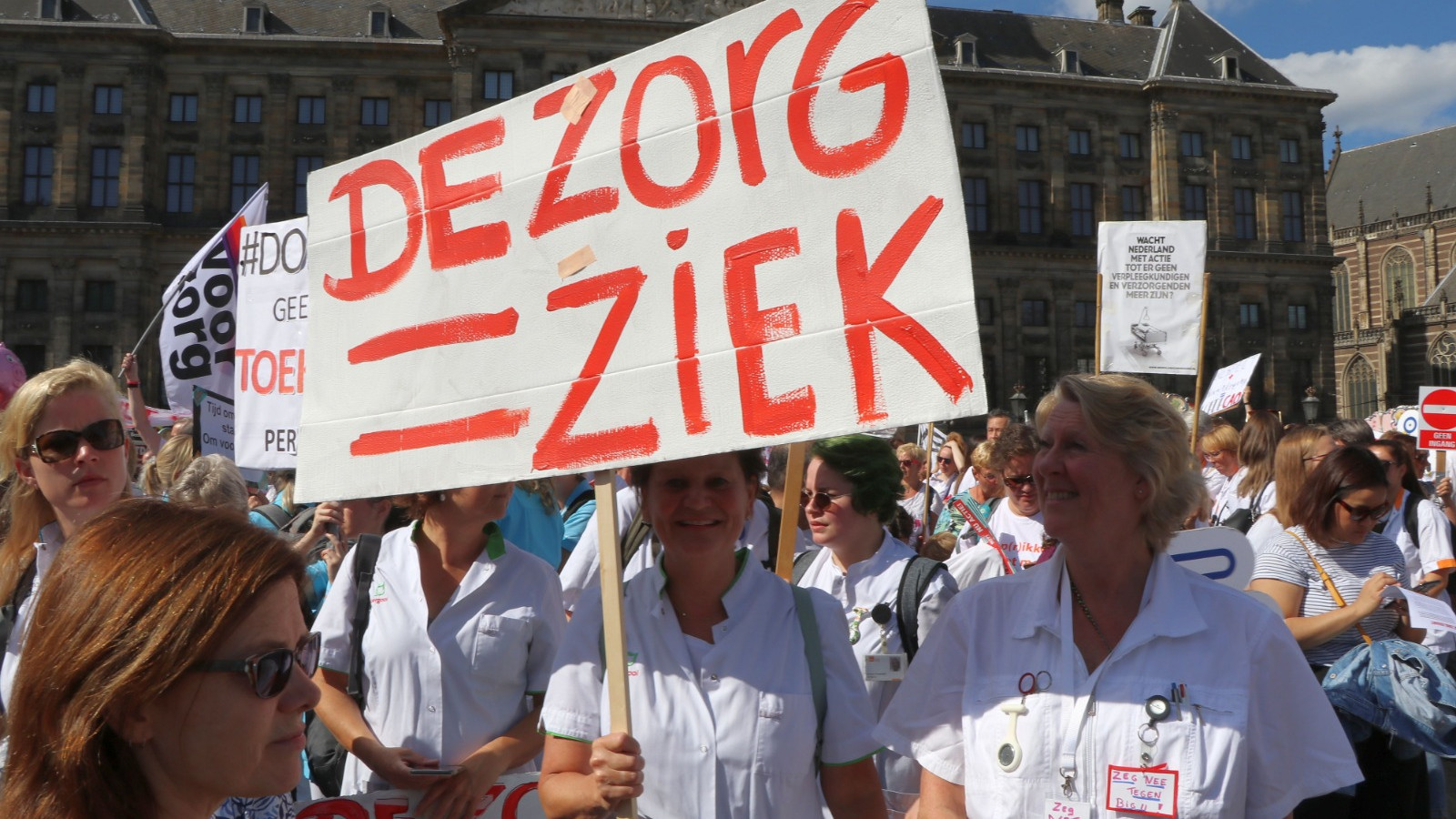 'Witte woede' op de Dam voor betere arbeidsvoorwaarden in de zorg - AT5