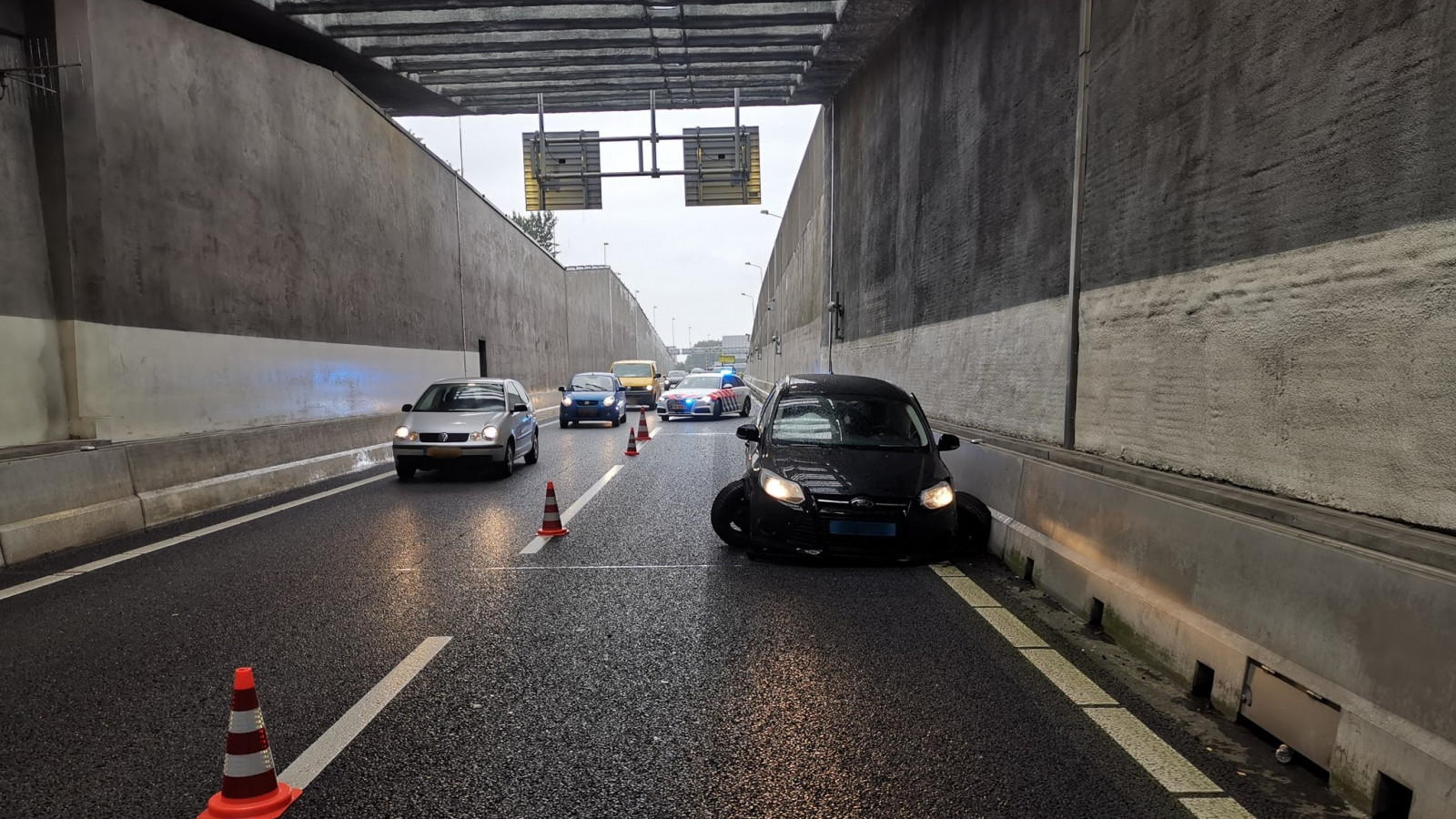 Taxichauffeur onder invloed van lachgas crasht in Coentunnel - AT5