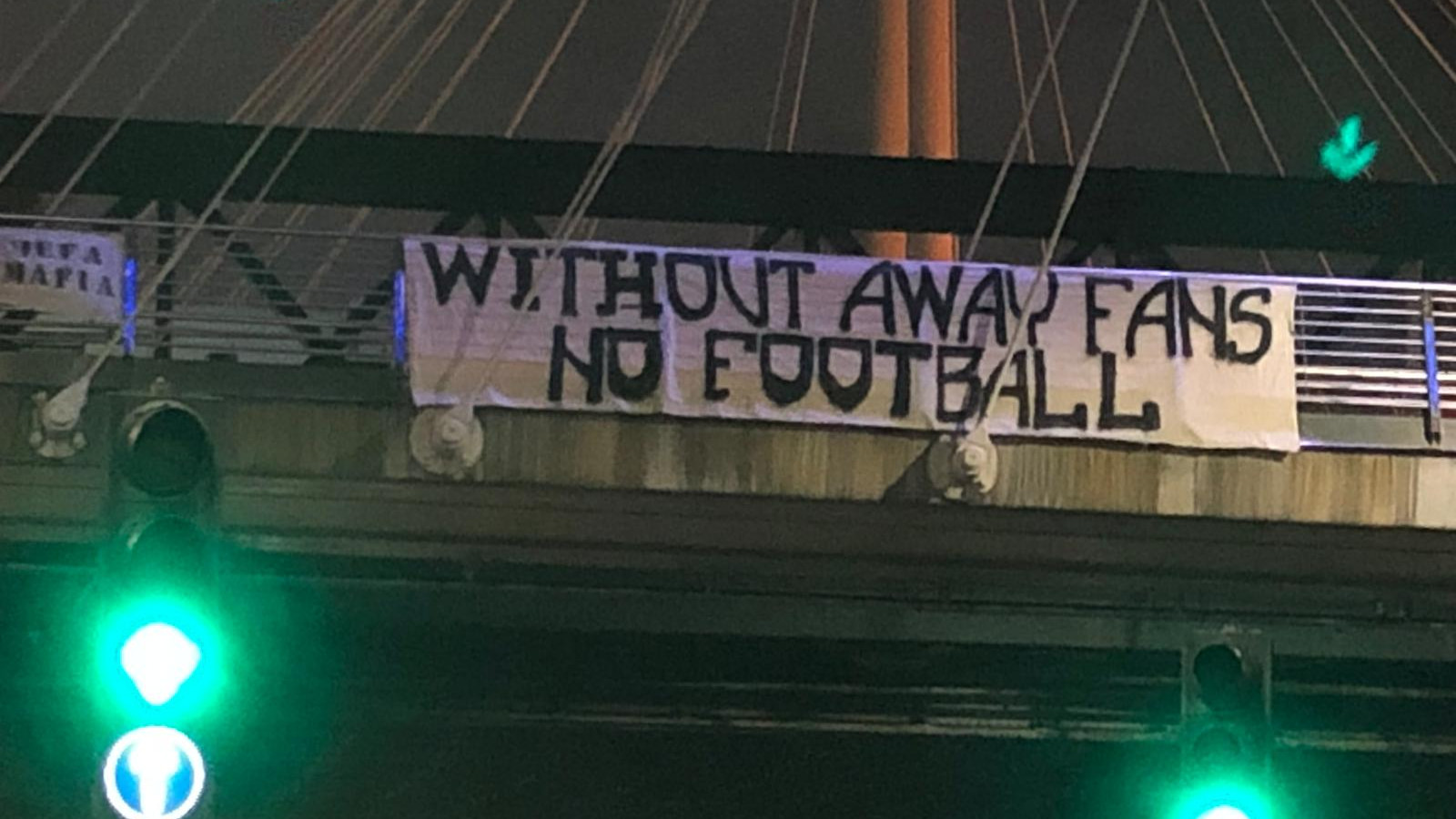 Ajaxfans ondanks verbod toch in Londen: 'Without away fans no football ...