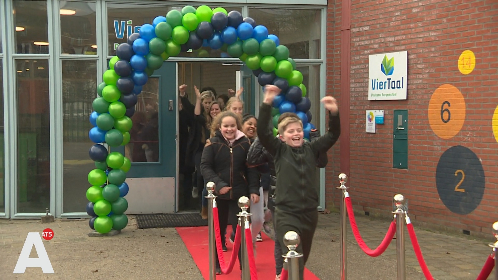 Feest op 'excellente' Professor Burgerschool: 'Kers op de taart' - AT5
