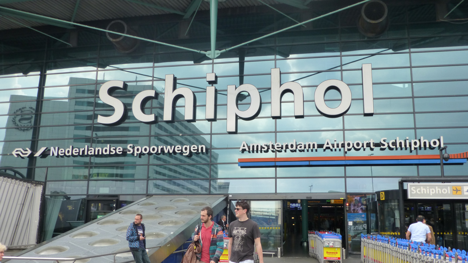 Schiphol moet pas teruggeven aan schoonmaker die flesje cola uit lounge ...