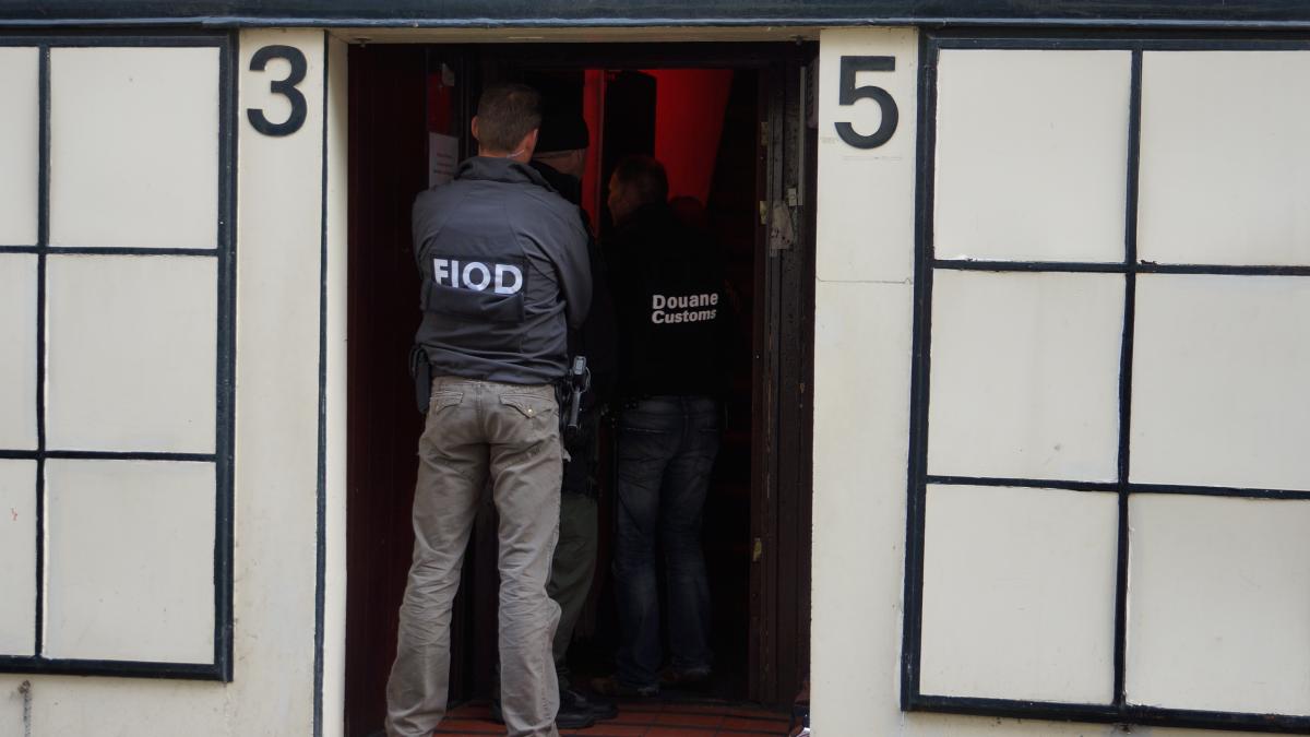 Inval FIOD bij bordeel Jan Bik - AT5