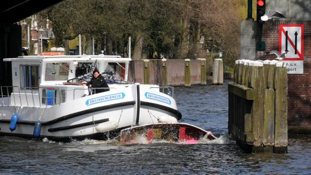 Schip vaart over bootje heen - AT5