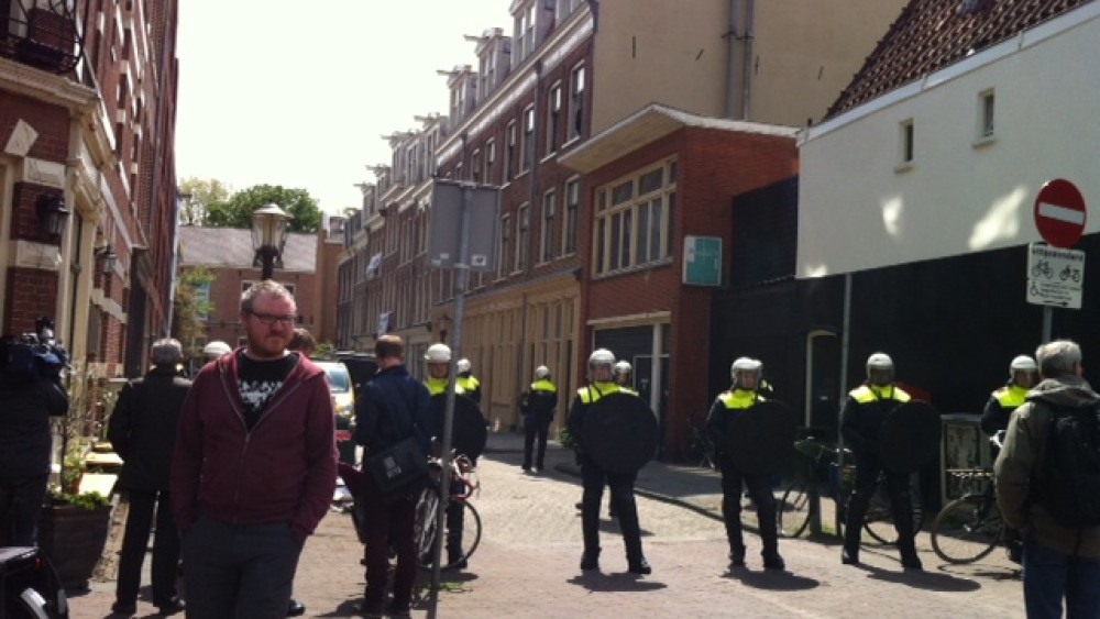 Krakers boos om ontruiming panden - AT5 Krakers boos om ontruiming panden - AT5