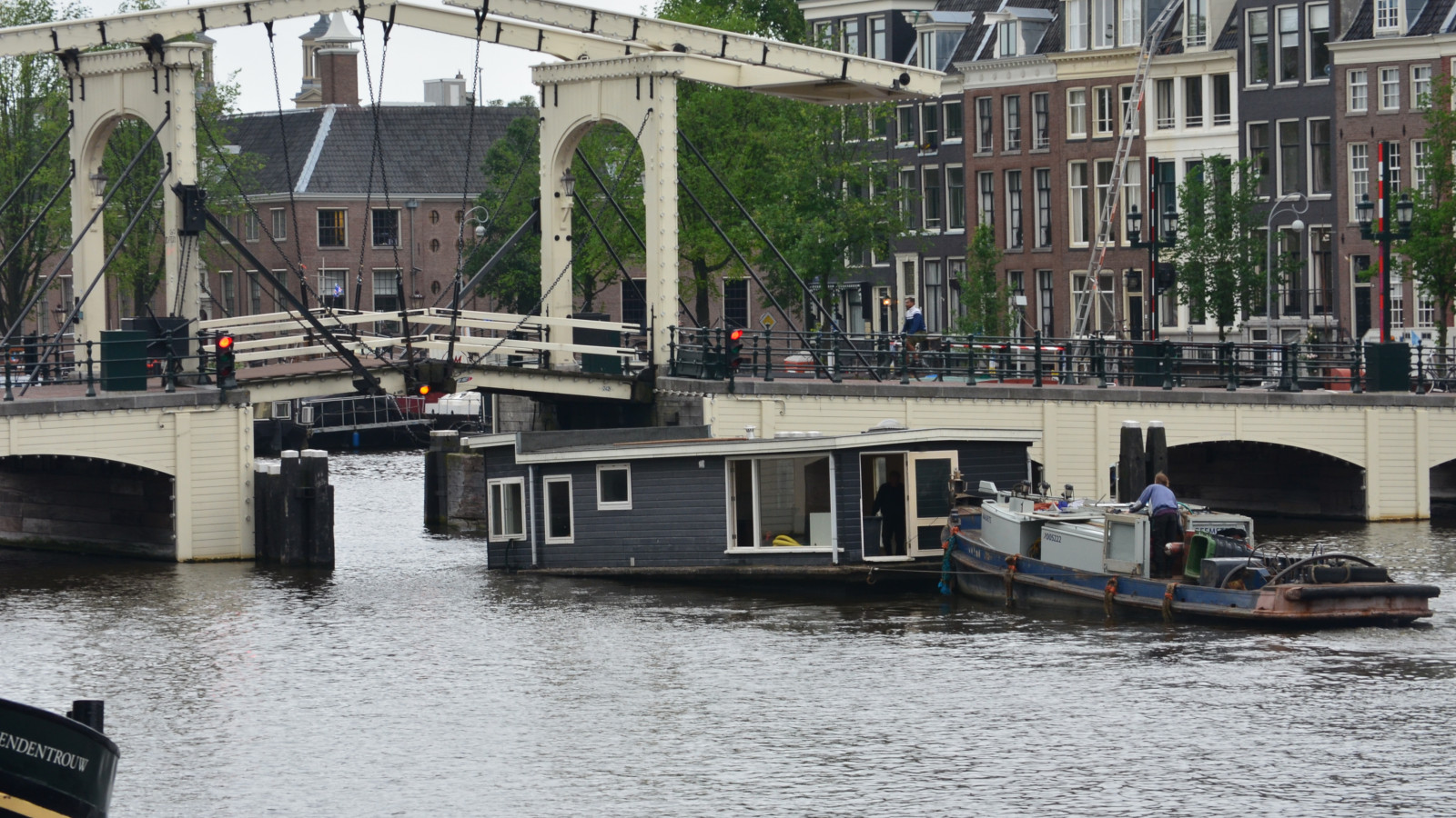 Woonboot onder brug door - AT5