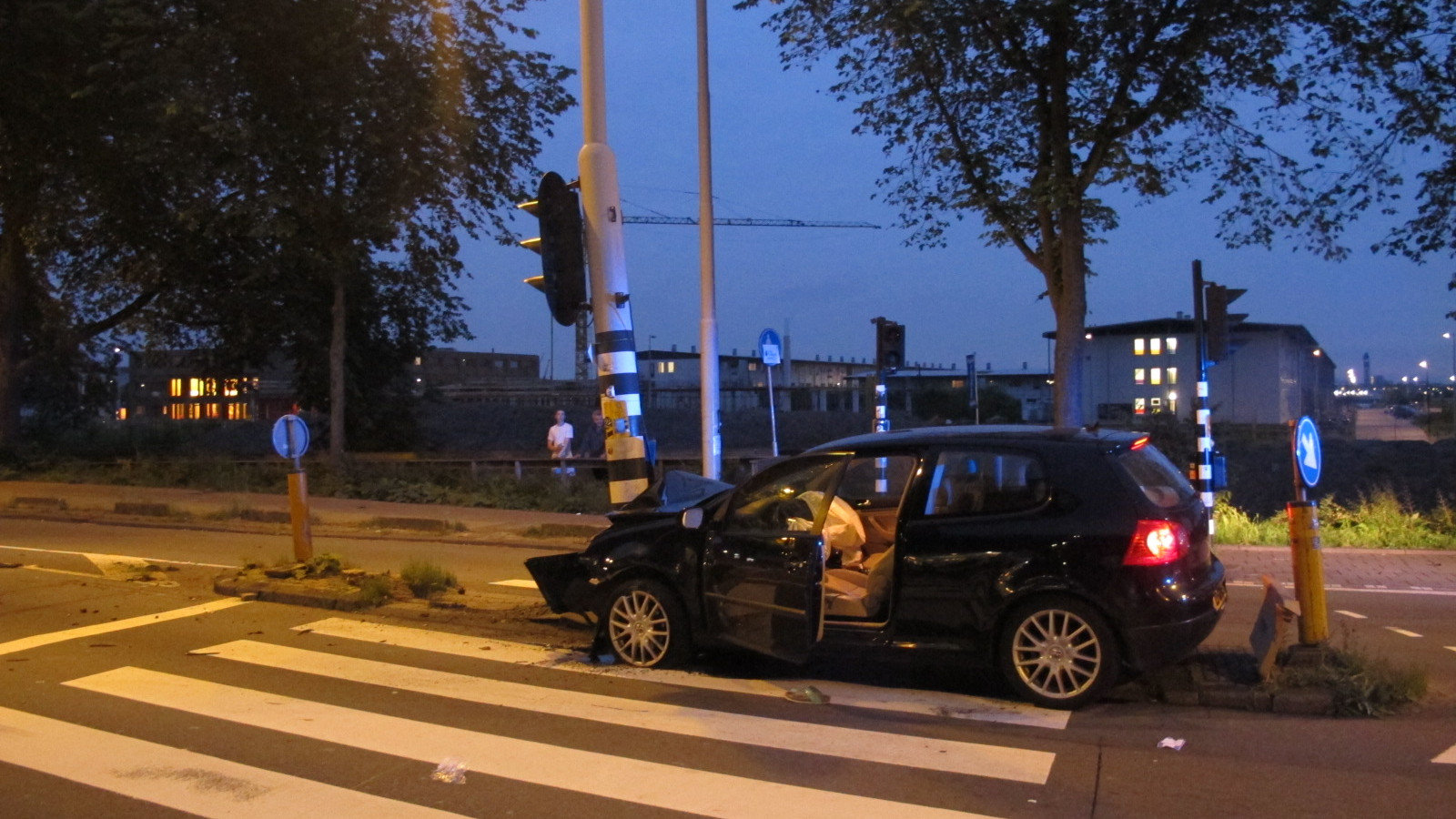 Automobilist gewond na botsing met stoplicht - AT5 Automobilist gewond na botsing met stoplicht - AT5