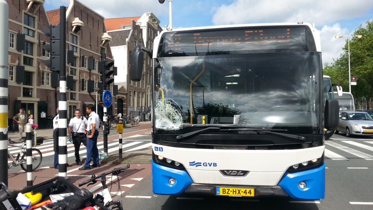 Voetganger geschept door bus bij Nemo - AT5