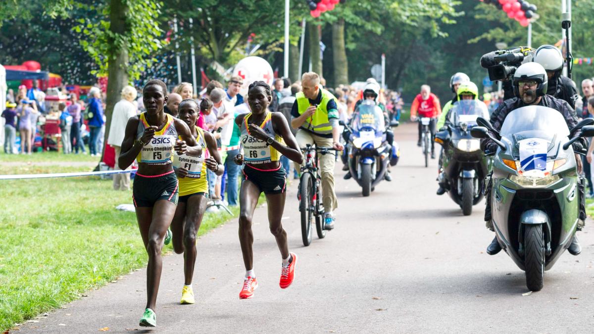 Bijzondere finish wedstrijdlopers Dam tot Damloop - AT5