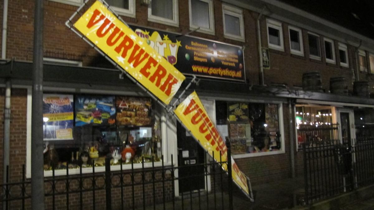 Storm blaast reclamebord aan gort - AT5