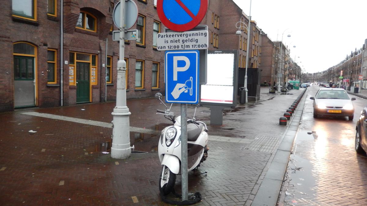 Scooter aan parkeerverbodsbord, mag dat? - AT5