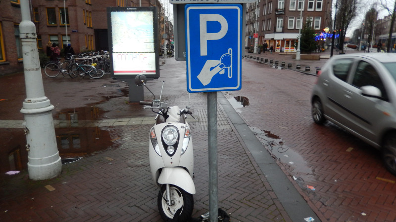 Scooter aan parkeerverbodsbord, mag dat? - AT5