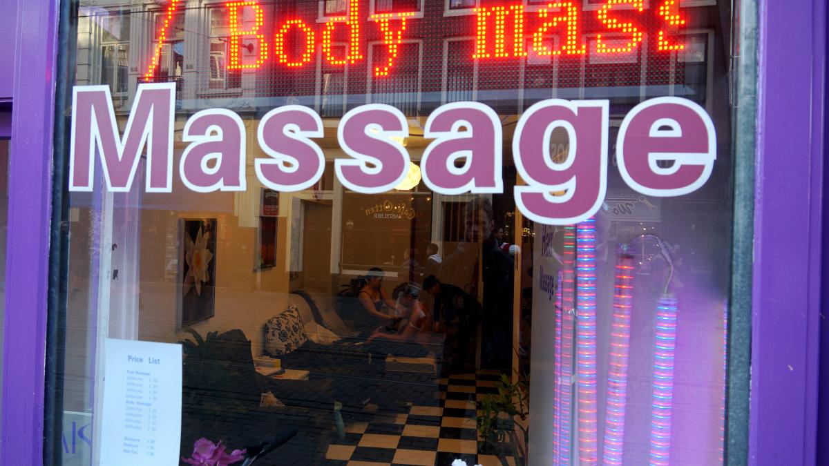 West sluit twee massagesalons en een waterpijpcafé - AT5