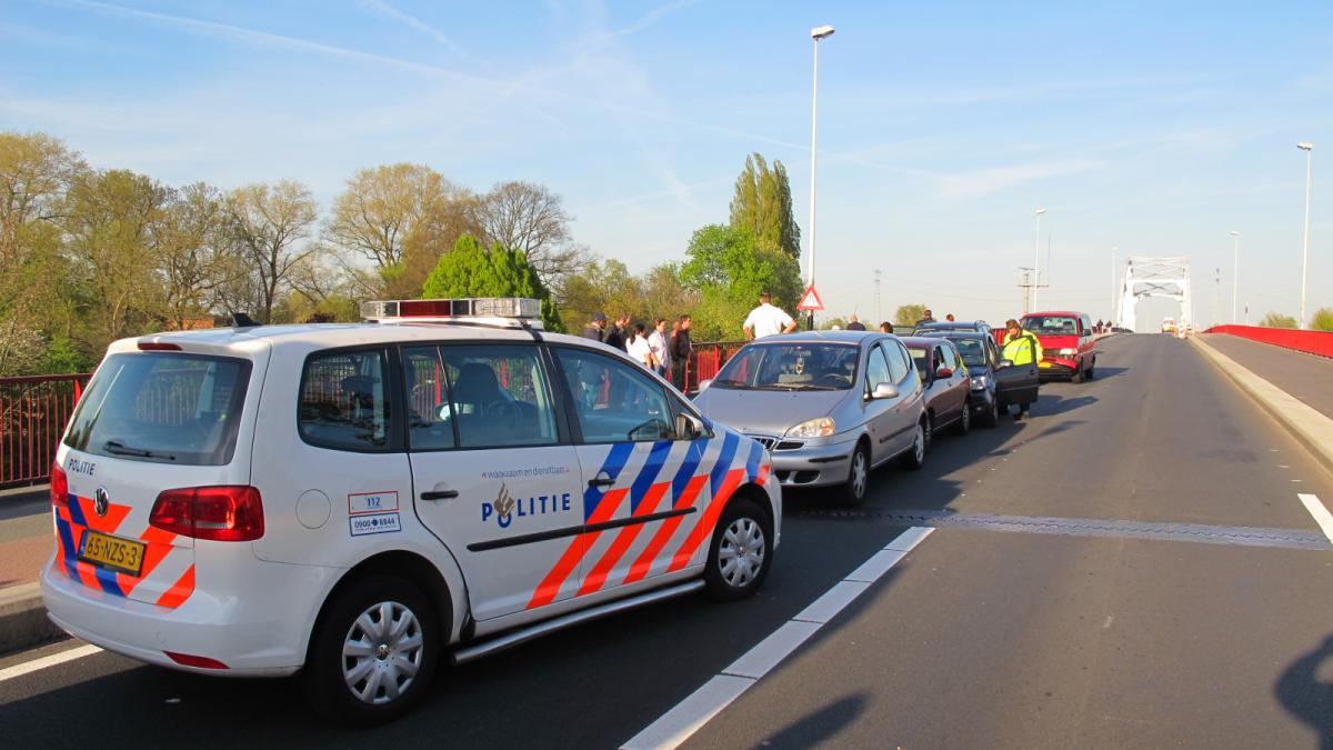 Kop-staartbotsing op Amsterdamsebrug - AT5