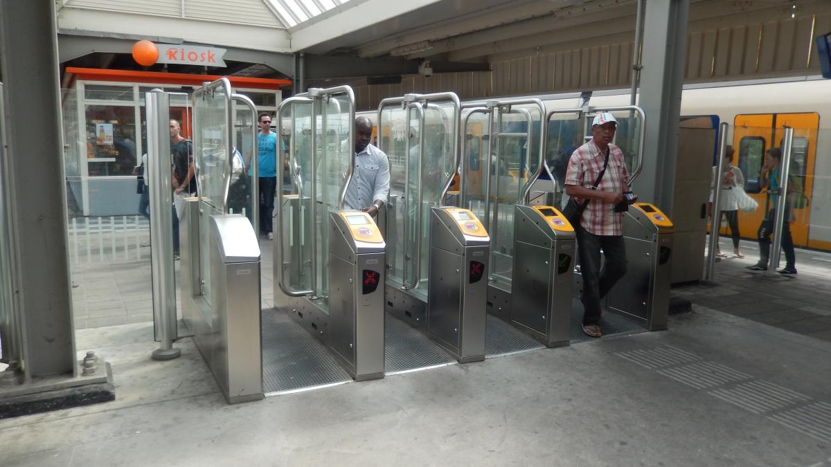 Straks ook met bankpas inchecken voor de trein - AT5