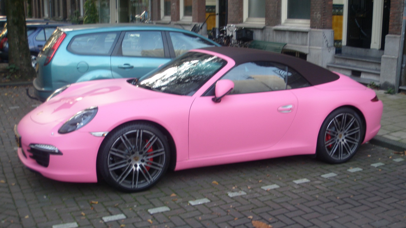 Roze Porsche cabrio in Oud Zuid met strikje - AT5