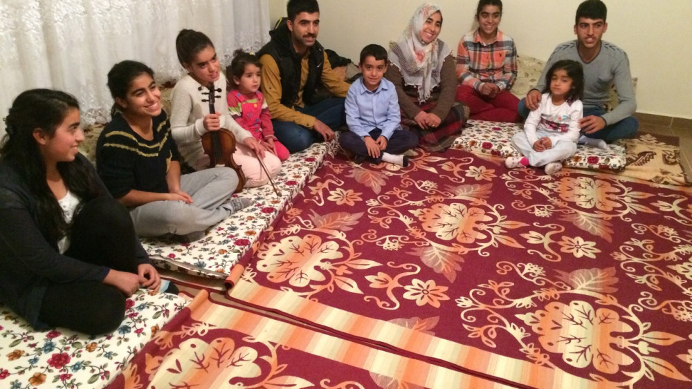 Basta krijgt muzikale rondleiding in Turkije - AT5