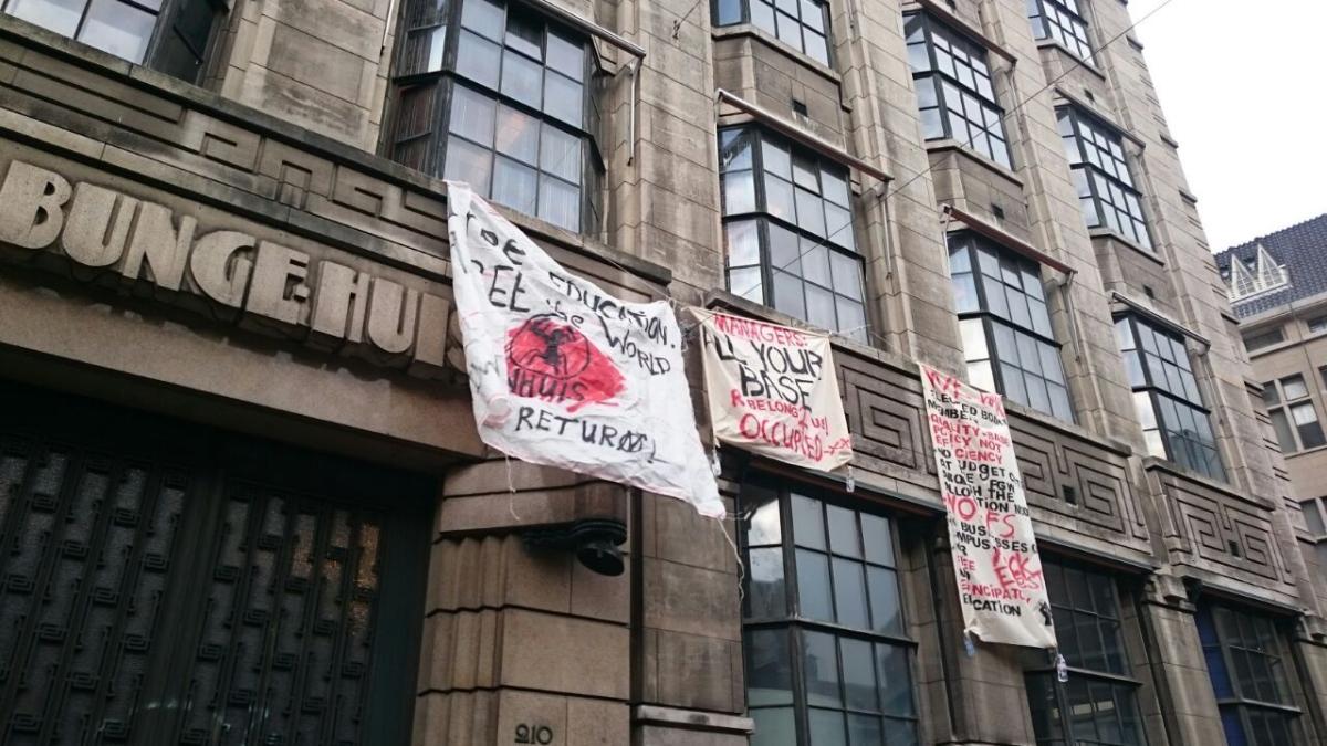 Bezetters Bungehuis beschuldigen UvA van valse brandmelding - AT5