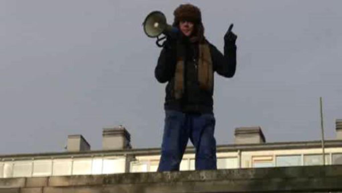 Boze man op het dak bij ontruiming gekraakt GVB-huisje - AT5 Boze man op het dak bij ontruiming gekraakt GVB-huisje - AT5