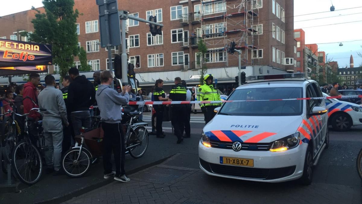 [Video] Man trapt ruiten uit politieauto bij arrestatie in West - AT5