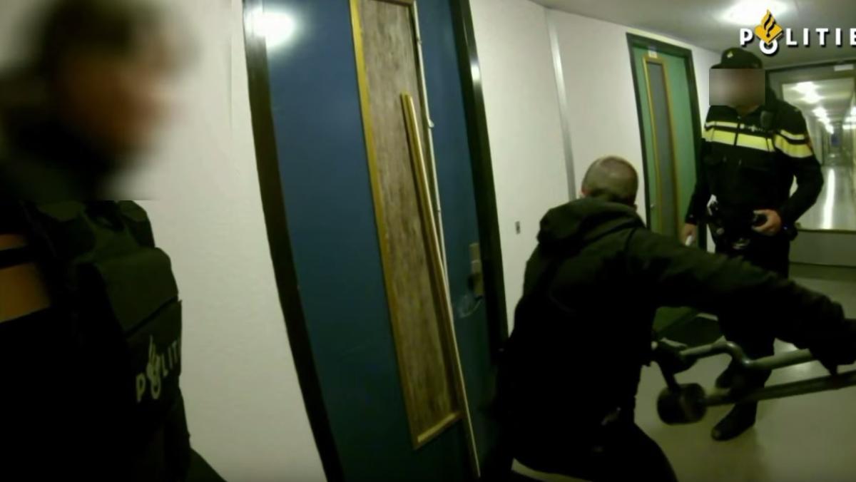 [Video] Politie beukt met stormram woning binnen - AT5