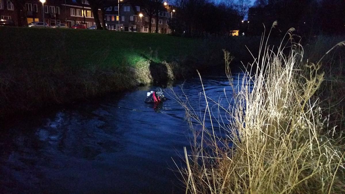 Verwarde vrouw uit water Watergraafsmeer gevist - AT5