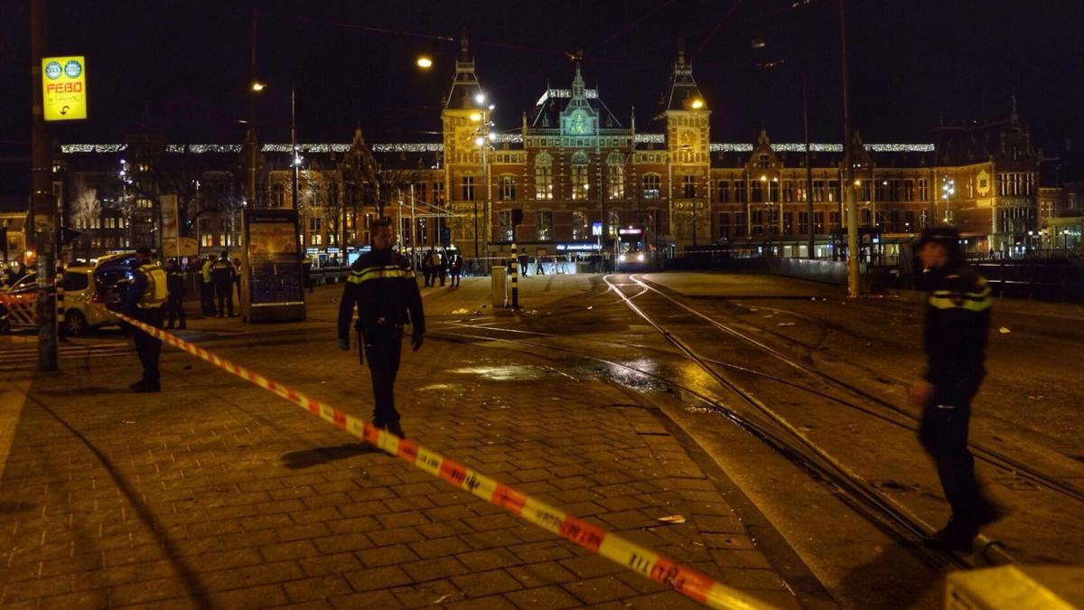 24-jarige man overleden na steekpartij op Damrak - AT5 24-jarige man overleden na steekpartij op Damrak - AT5