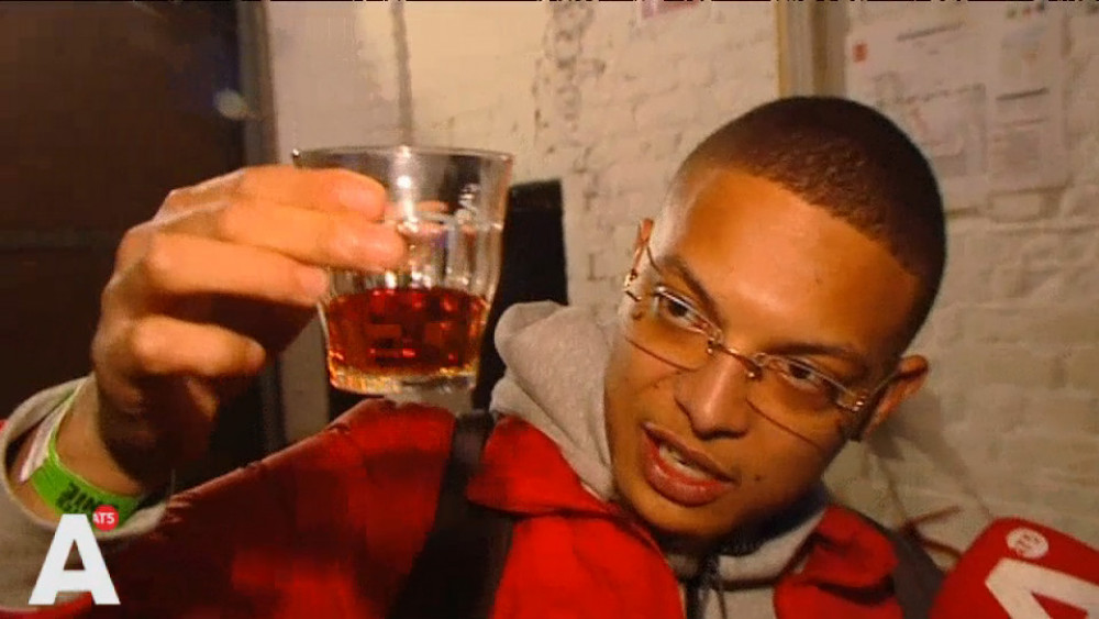 Ronnie Flex in de drankstand: 'Alcohol is vies, maar dronken zijn is ...