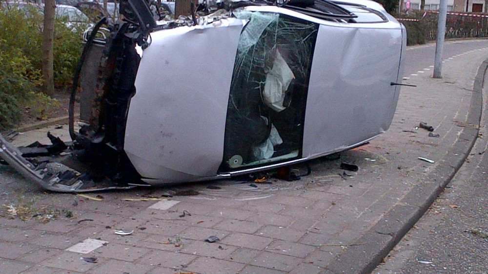Bestuurder raakt rijbewijs kwijt na eenzijdig ongeluk Mauritskade - AT5 Bestuurder raakt rijbewijs kwijt na eenzijdig ongeluk Mauritskade - AT5