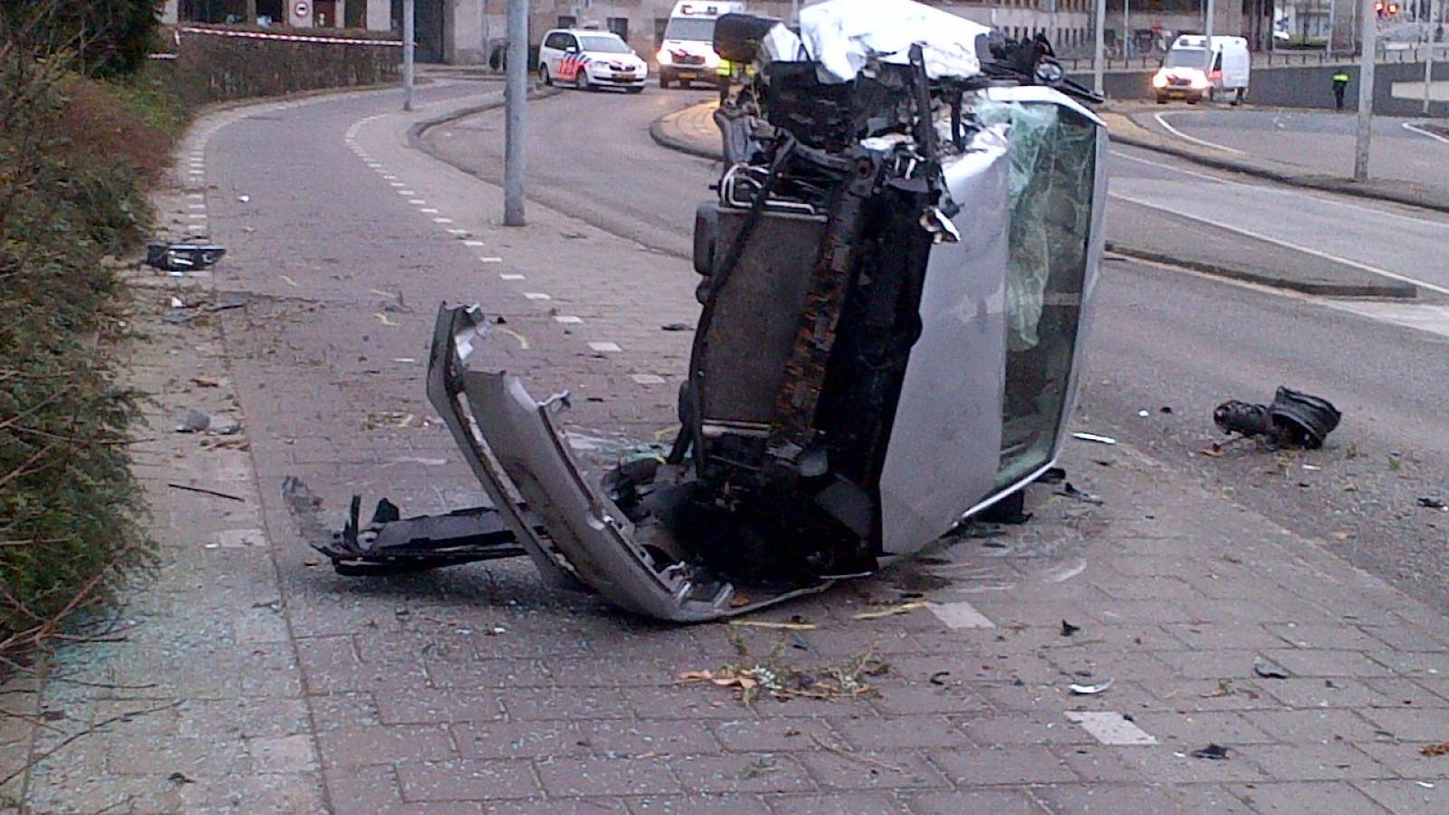 Bestuurder raakt rijbewijs kwijt na eenzijdig ongeluk Mauritskade - AT5 Bestuurder raakt rijbewijs kwijt na eenzijdig ongeluk Mauritskade - AT5