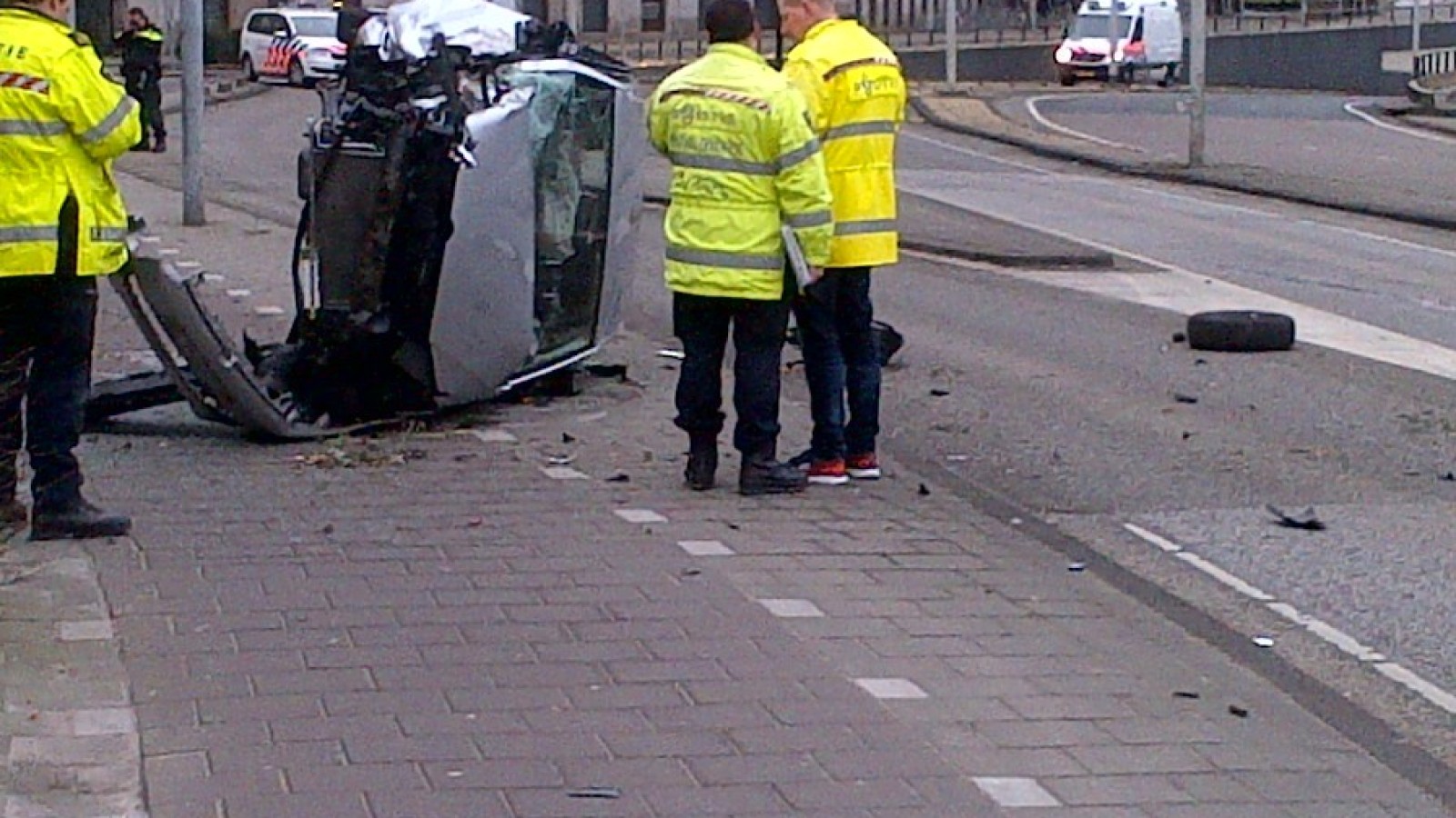 Bestuurder raakt rijbewijs kwijt na eenzijdig ongeluk Mauritskade - AT5 Bestuurder raakt rijbewijs kwijt na eenzijdig ongeluk Mauritskade - AT5