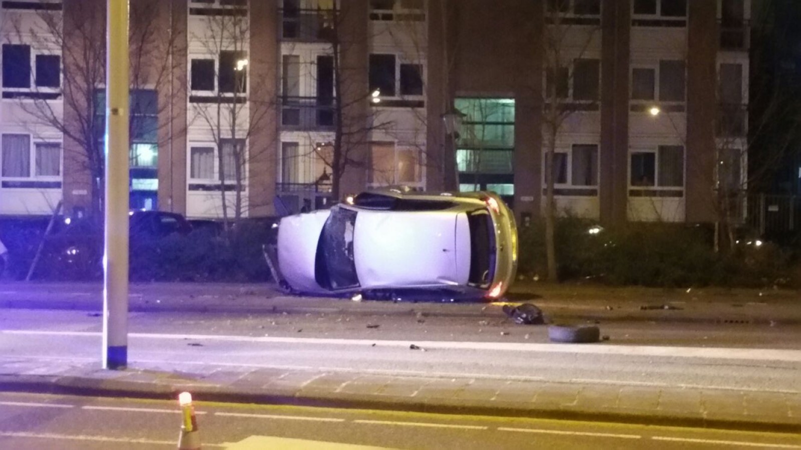 Bestuurder raakt rijbewijs kwijt na eenzijdig ongeluk Mauritskade - AT5 Bestuurder raakt rijbewijs kwijt na eenzijdig ongeluk Mauritskade - AT5