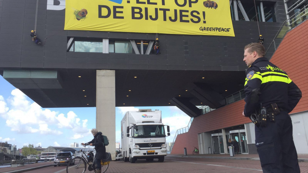 Actie Greenpeace tegen AH bij Bimhuis - AT5 Actie Greenpeace tegen AH bij Bimhuis - AT5