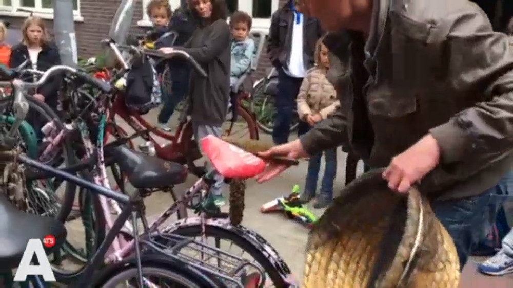 'Wat heb ik nou weer aan mijn fiets hangen' - AT5