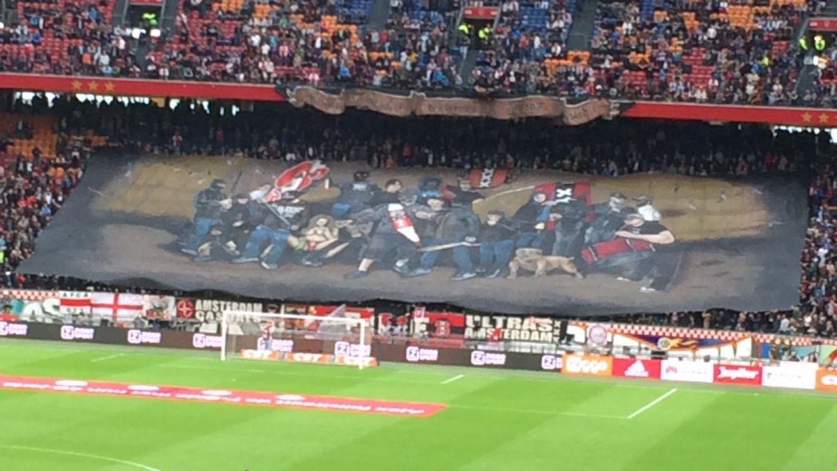F-Side viert 40ste verjaardag met indrukwekkend spandoek - AT5