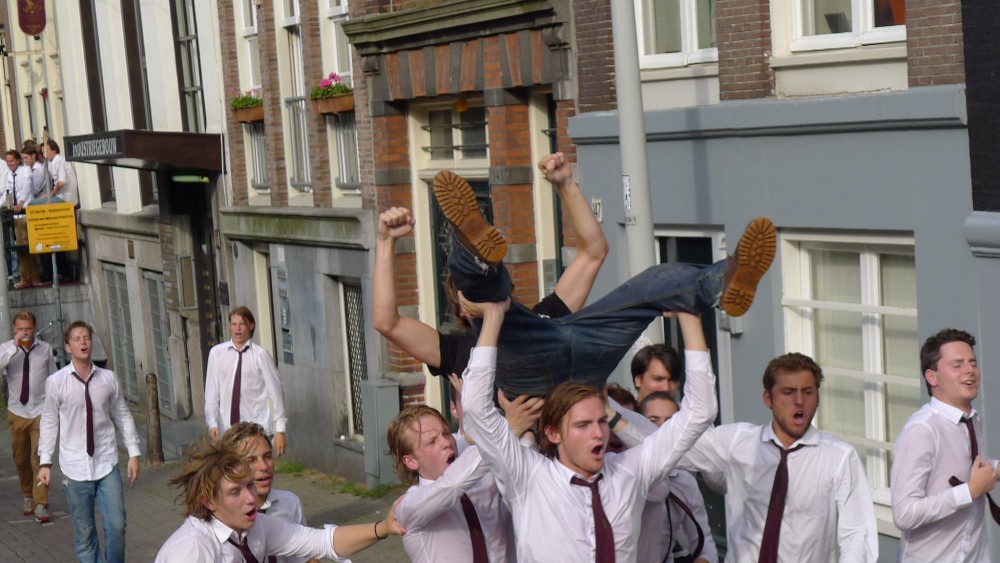 Drie leden Amsterdams studentencorps naar ziekenhuis na ontgroening - AT5