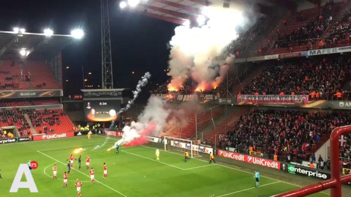 Vuurwerk op veld tijdens Standard Luik - Ajax, ook na wedstrijd onrustig - AT5