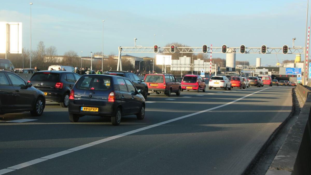 File door ongeval Watergraafsmeer en te hoge vrachtwagen in Coentunnel ...