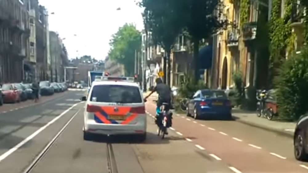 Gevaarlijk rijgedrag agenten bestraft met stevig gesprek - AT5