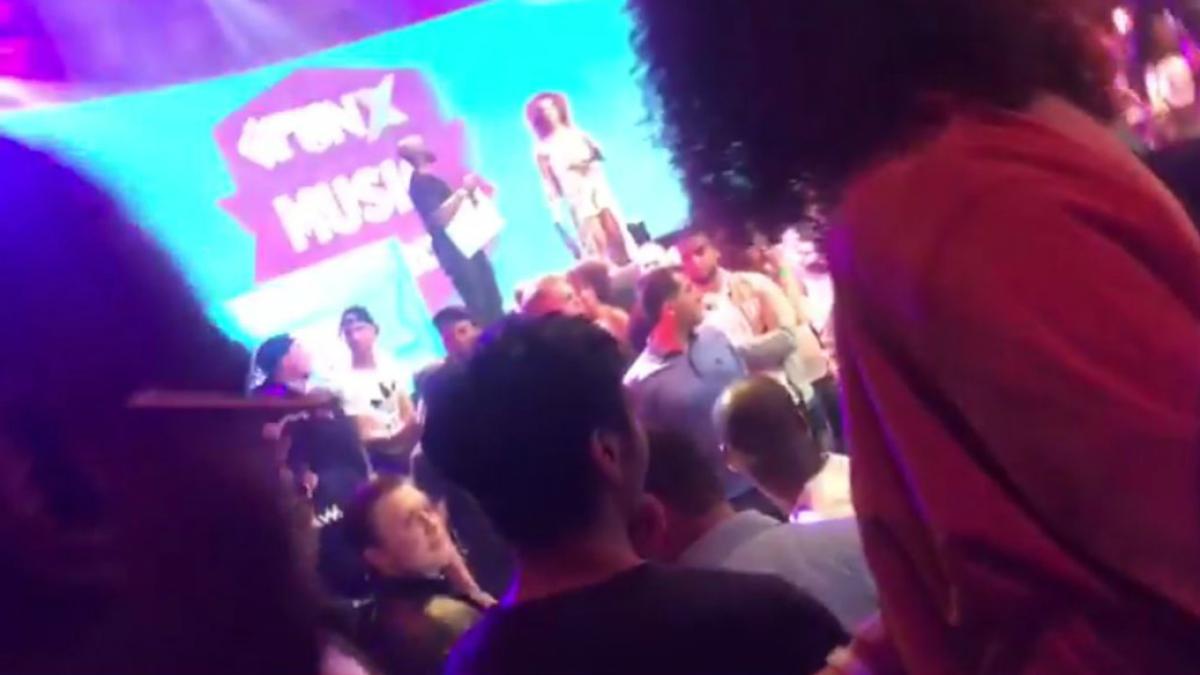Groepje mensen met elkaar op de vuist tijdens FunX Music Awards in ...