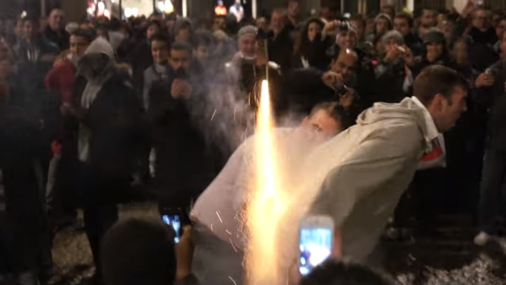 Malloot lanceert vuurpijl uit kont - AT5