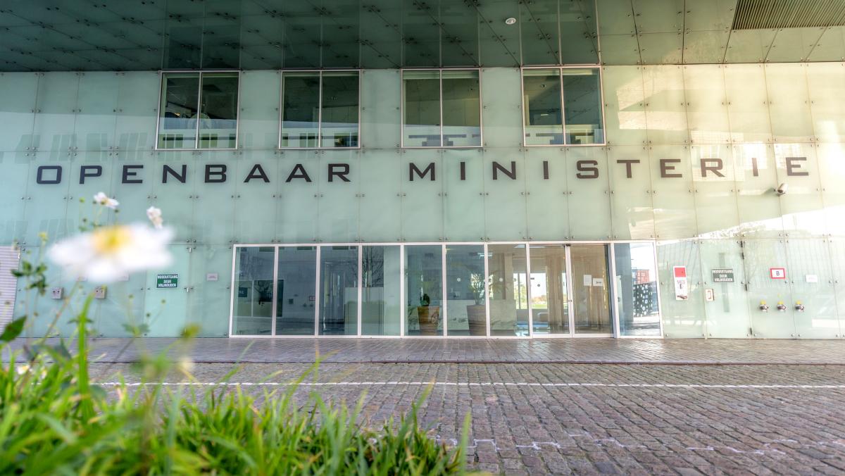 OM ontslaat officier van justitie wegens schenden gedragsregels - AT5