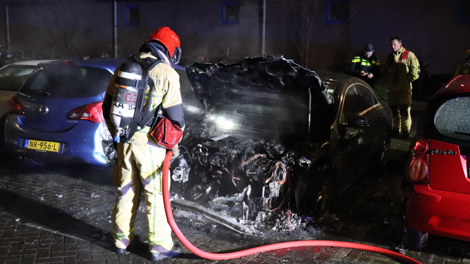 Twee auto's beschadigd in Osdorp door brand - AT5