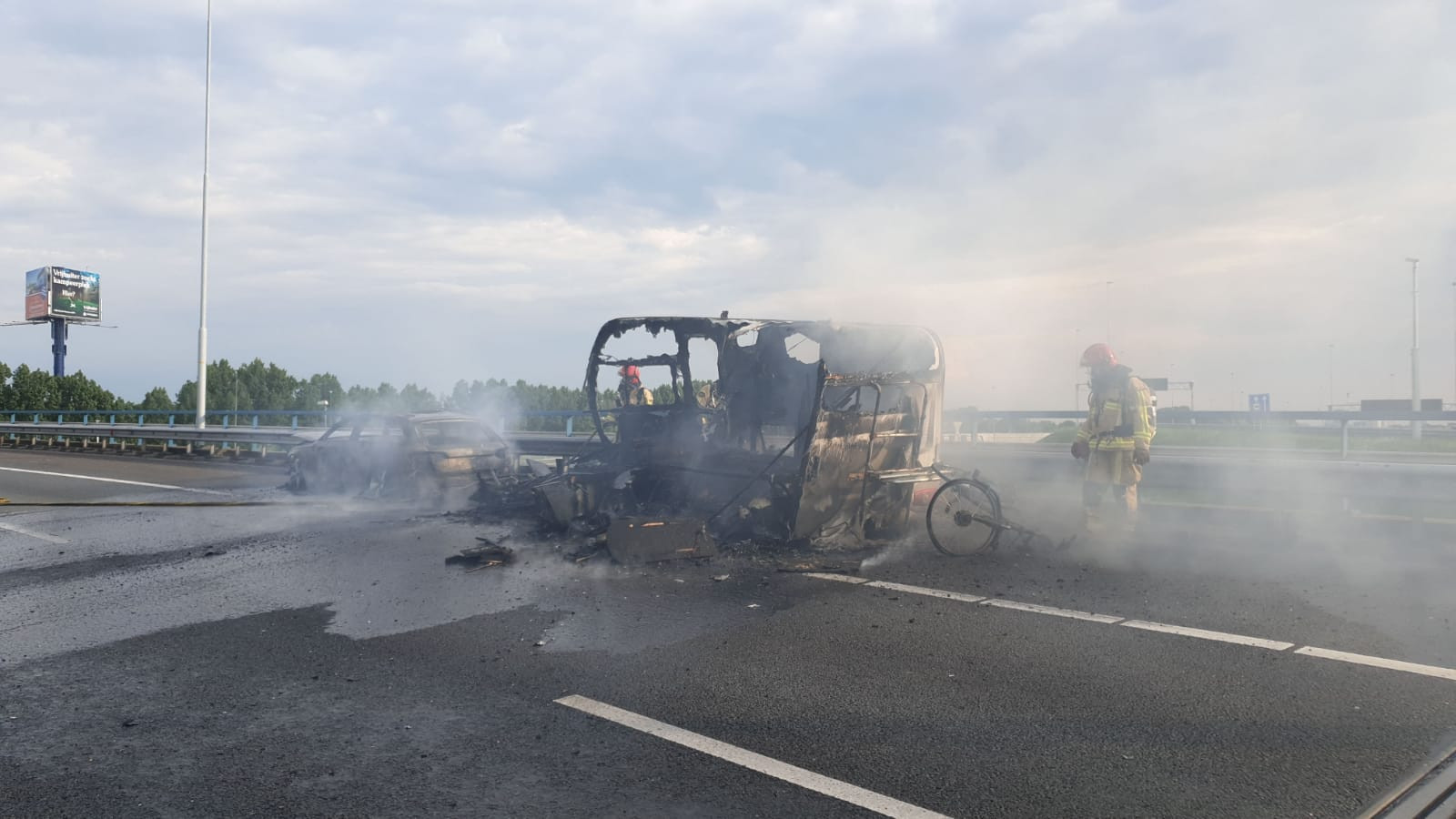 Verbindingsweg naar A10 dicht vanwege brandende auto en caravan - AT5