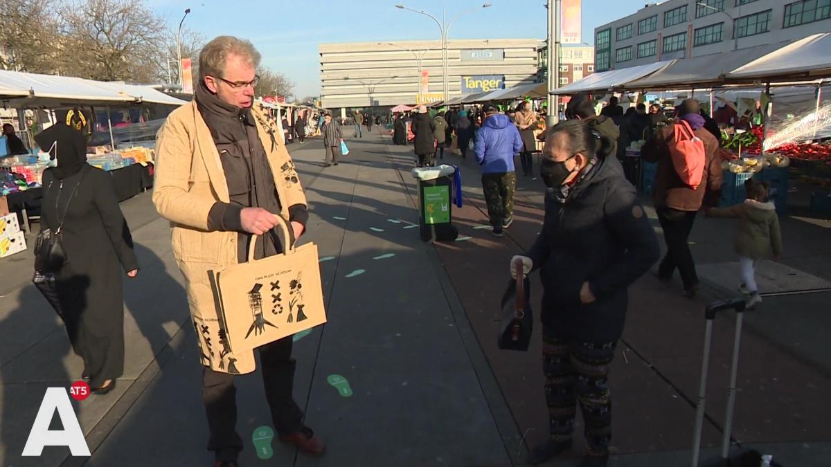 Stoffen tassen op de markt: op Plein '40-'45 liever geen plastic tasjes ...