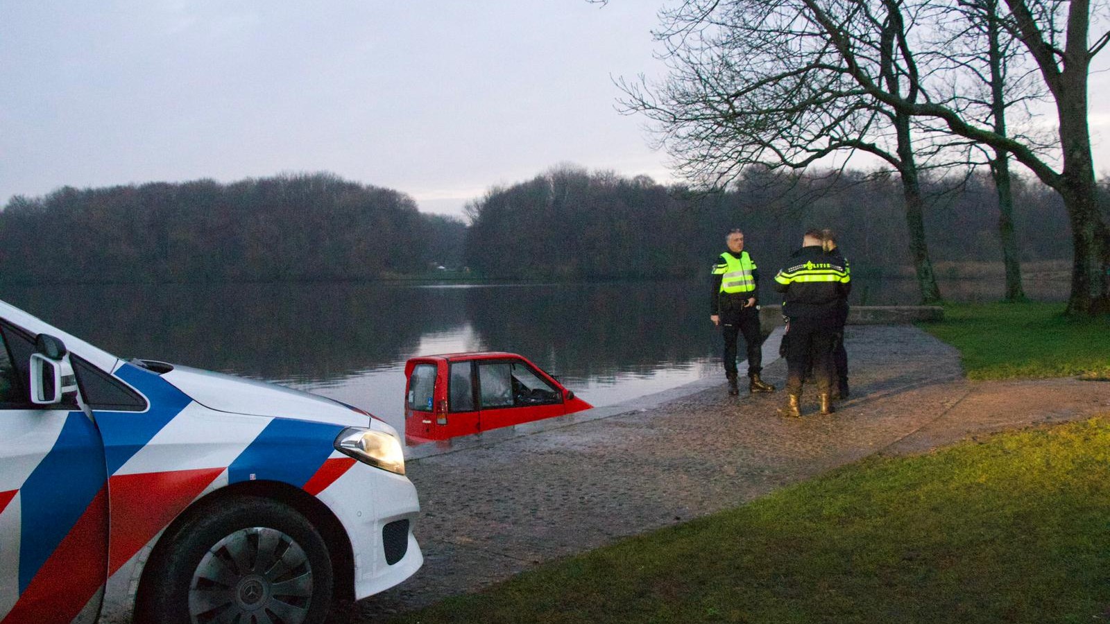 Canta belandt in Grote Vijver in Amsterdamse Bos - AT5